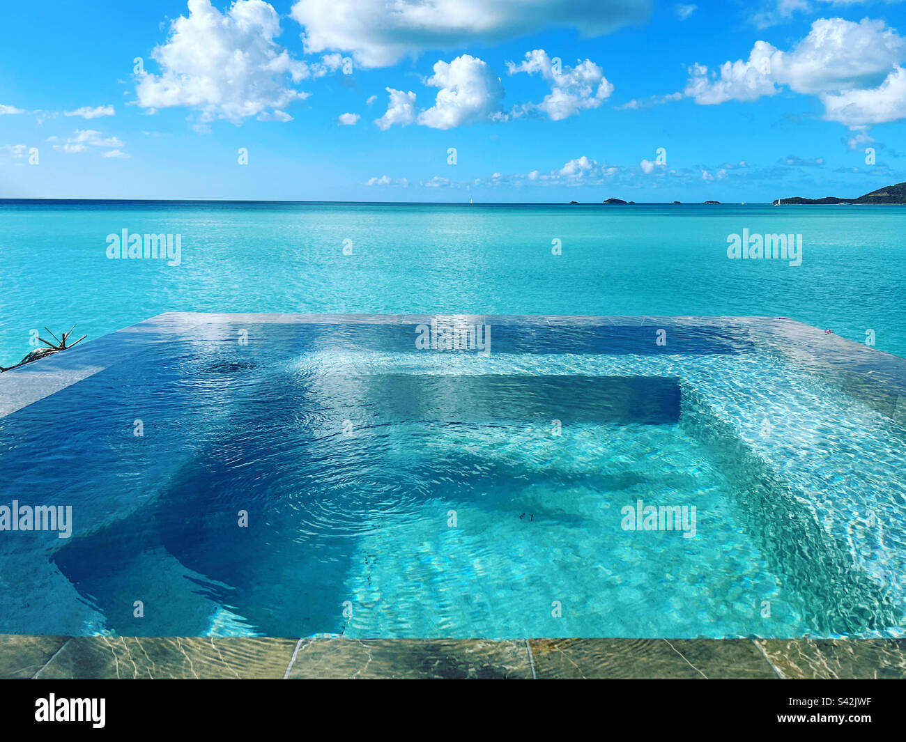 Infinity swimming pool hi-res stock photography and images - Alamy