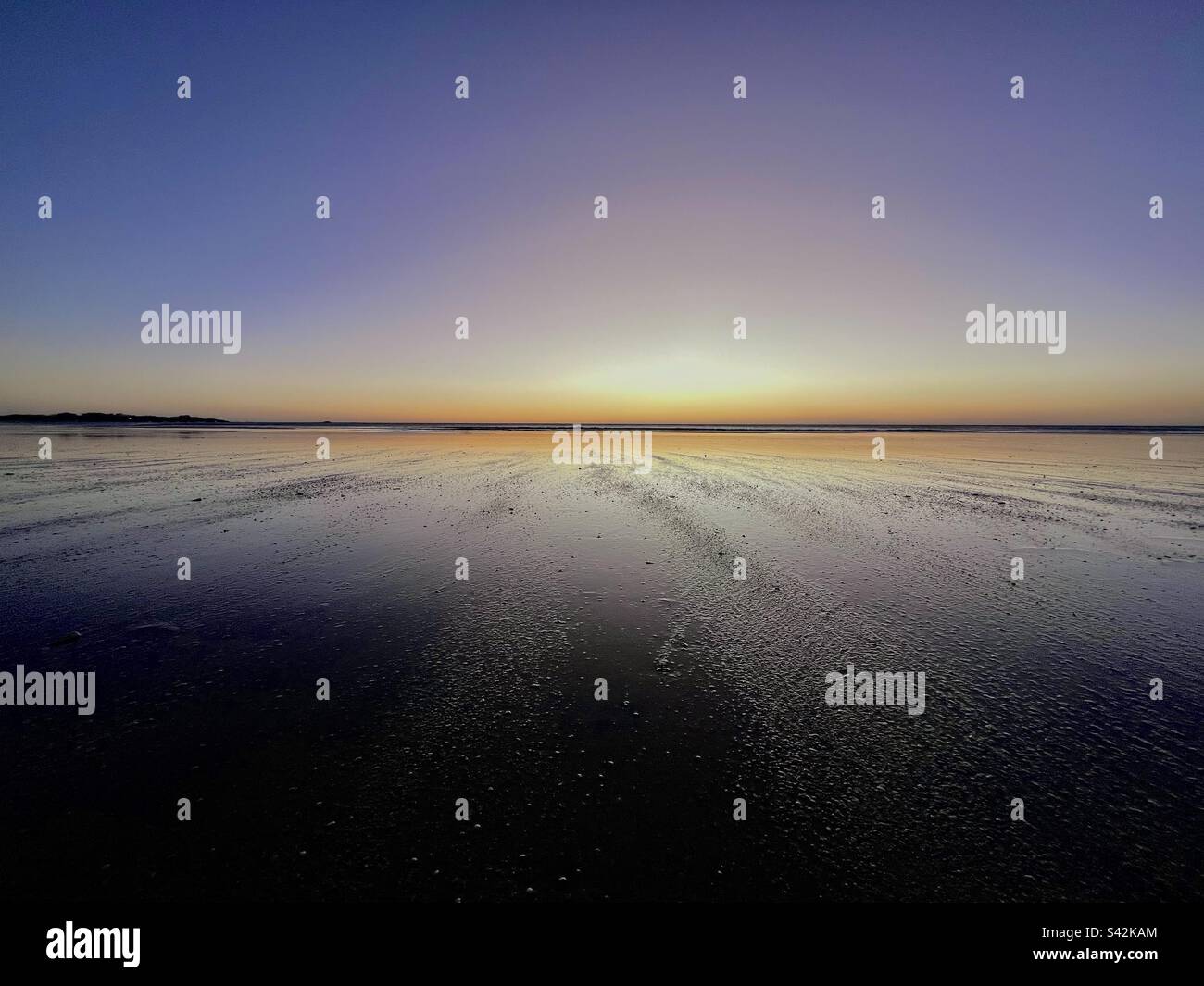 Beach Sunset horizon line Stock Photo - Alamy