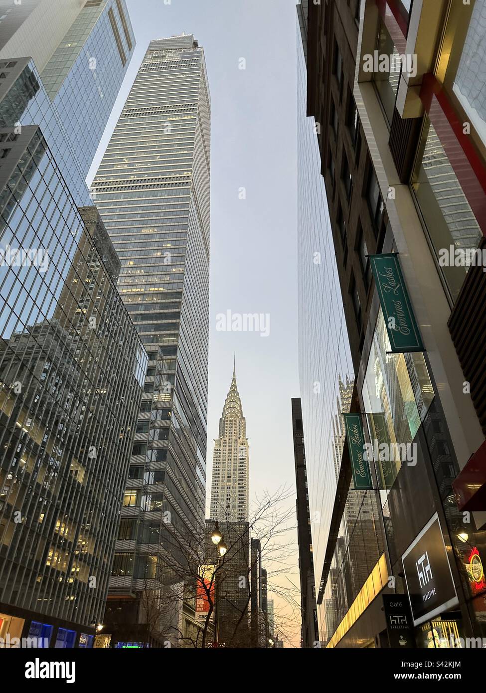 Lookup buildings hi-res stock photography and images - Alamy