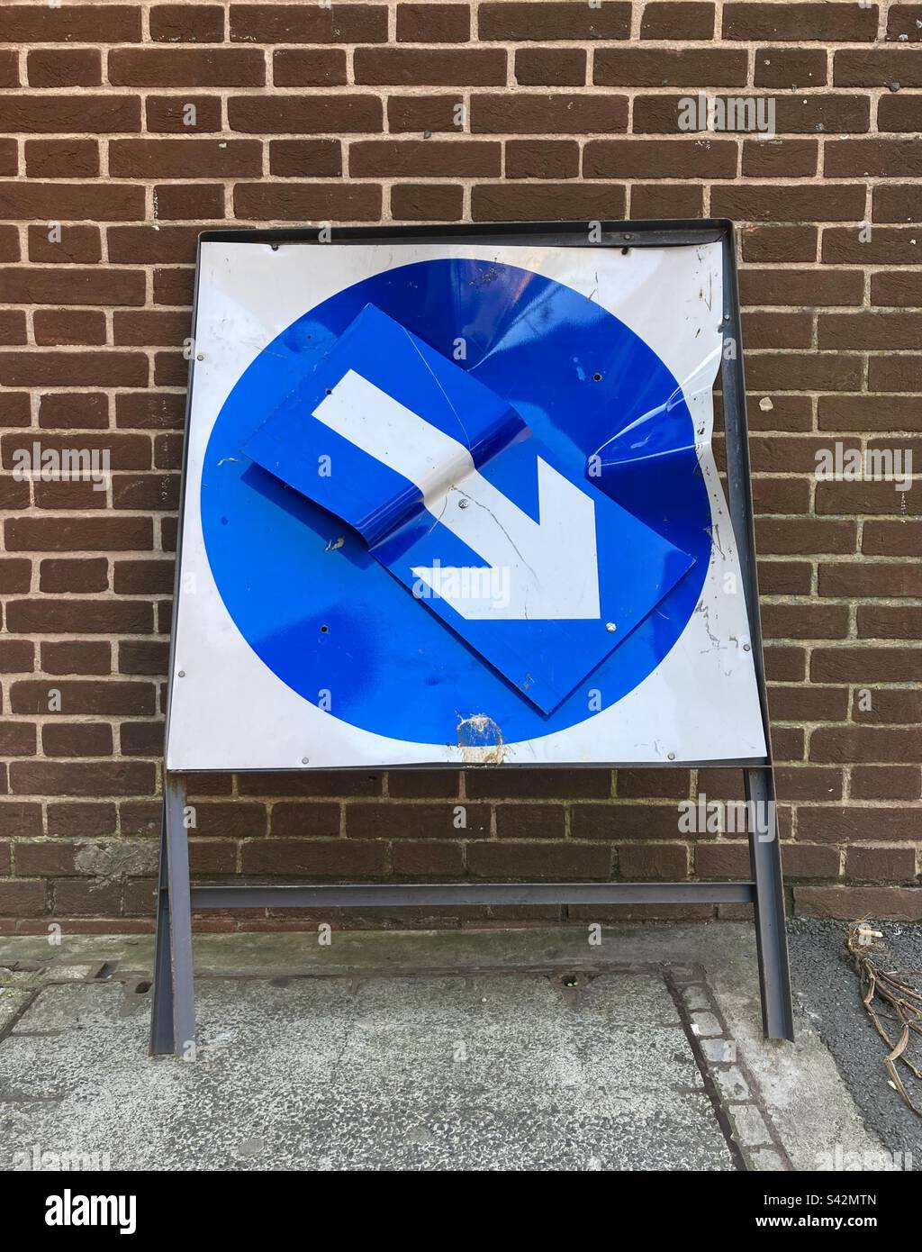 Red white and blue signage hi-res stock photography and images - Alamy