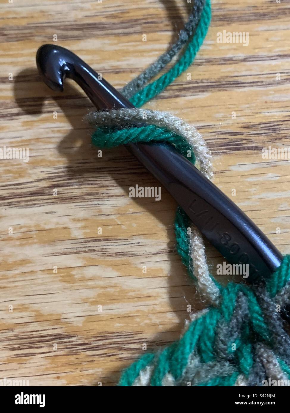 Double strands of yarn wrapped around a crochet hook Stock Photo - Alamy