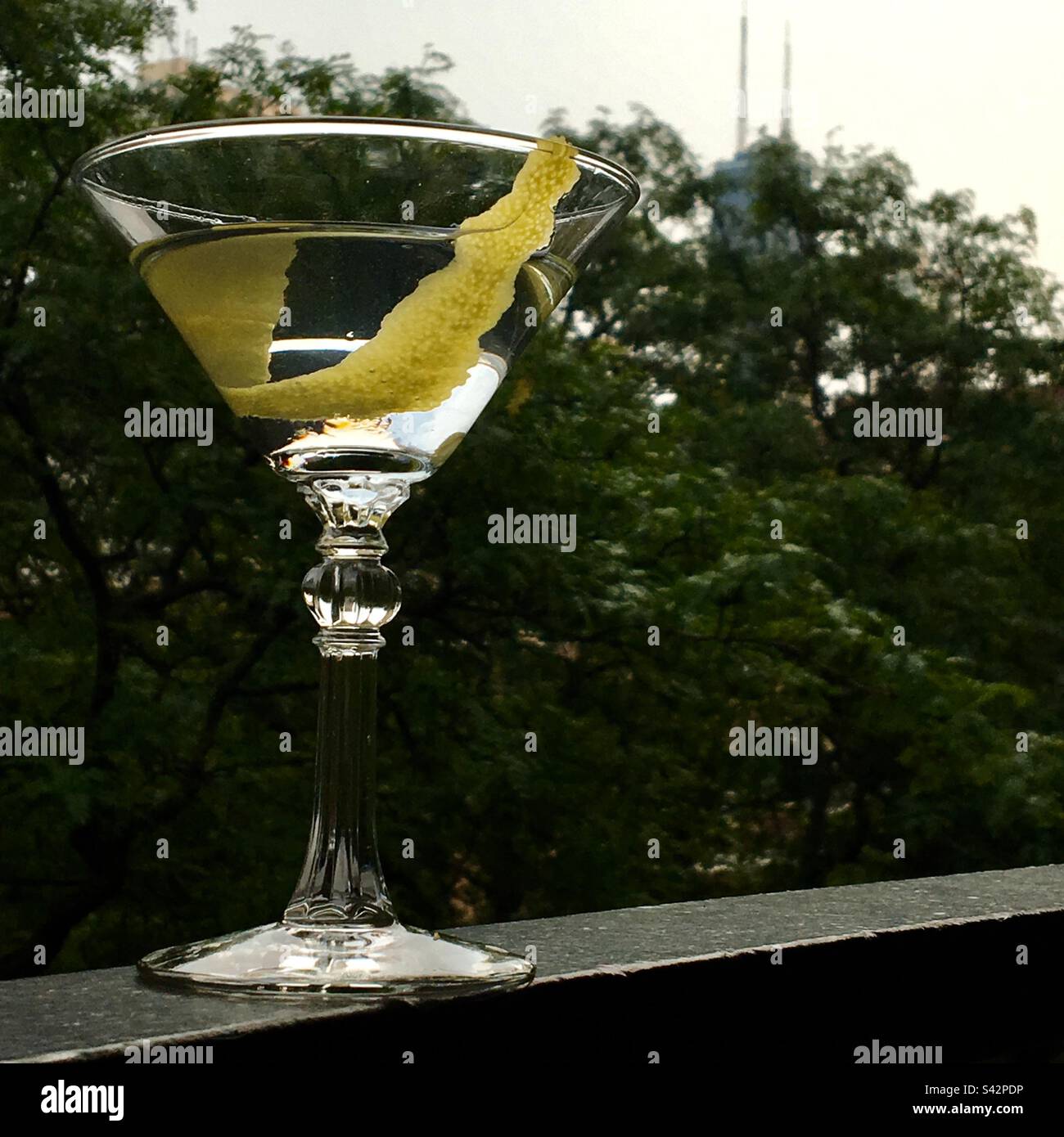 Gin martini lemon twist hi-res stock photography and images - Alamy