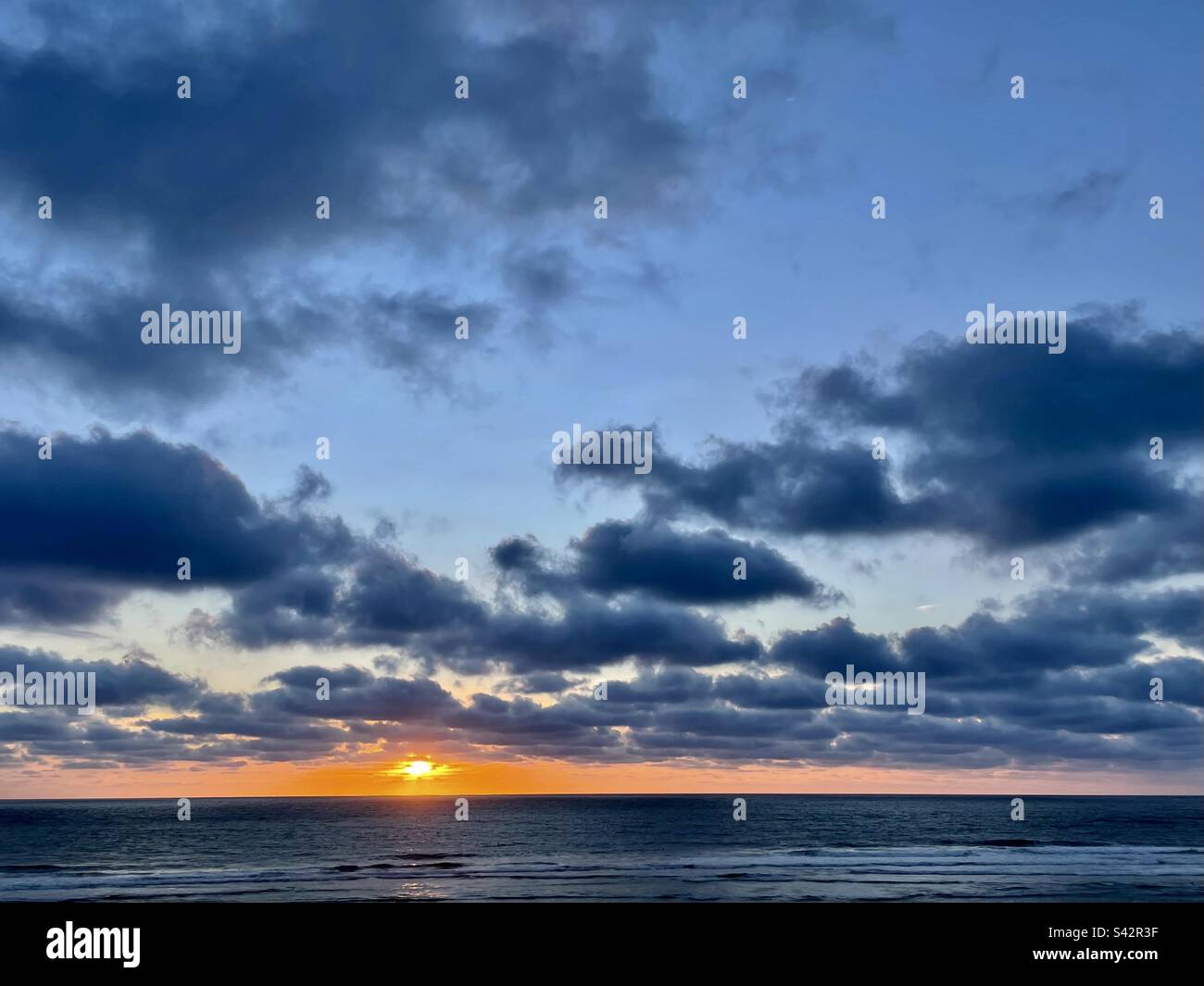 Perfect sunset with clouds on the Atlantic Ocean Stock Photo - Alamy