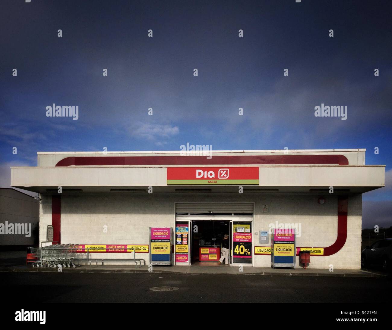 Dia supermarket hi-res stock photography and images - Alamy