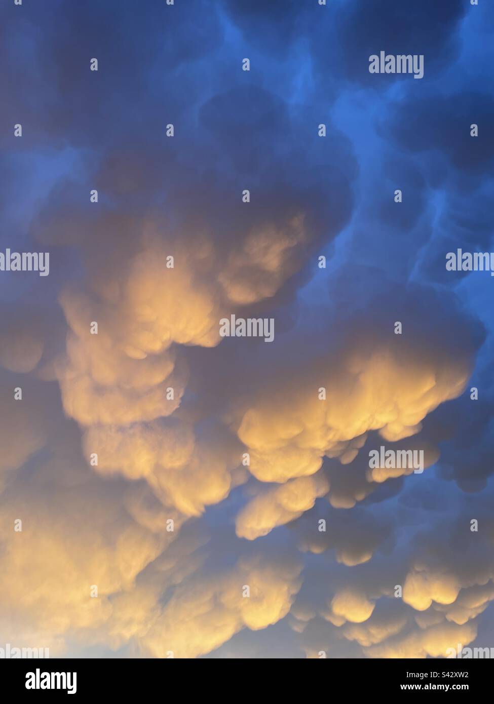 Clouds nuvole hi-res stock photography and images - Alamy