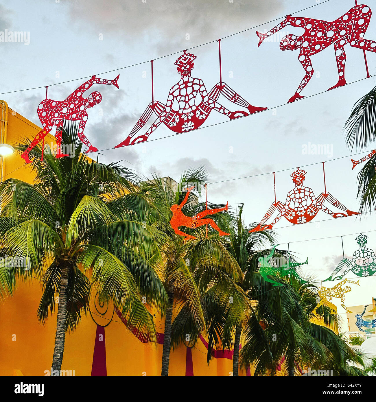 Trapeze contortionists hi-res stock photography and images - Alamy