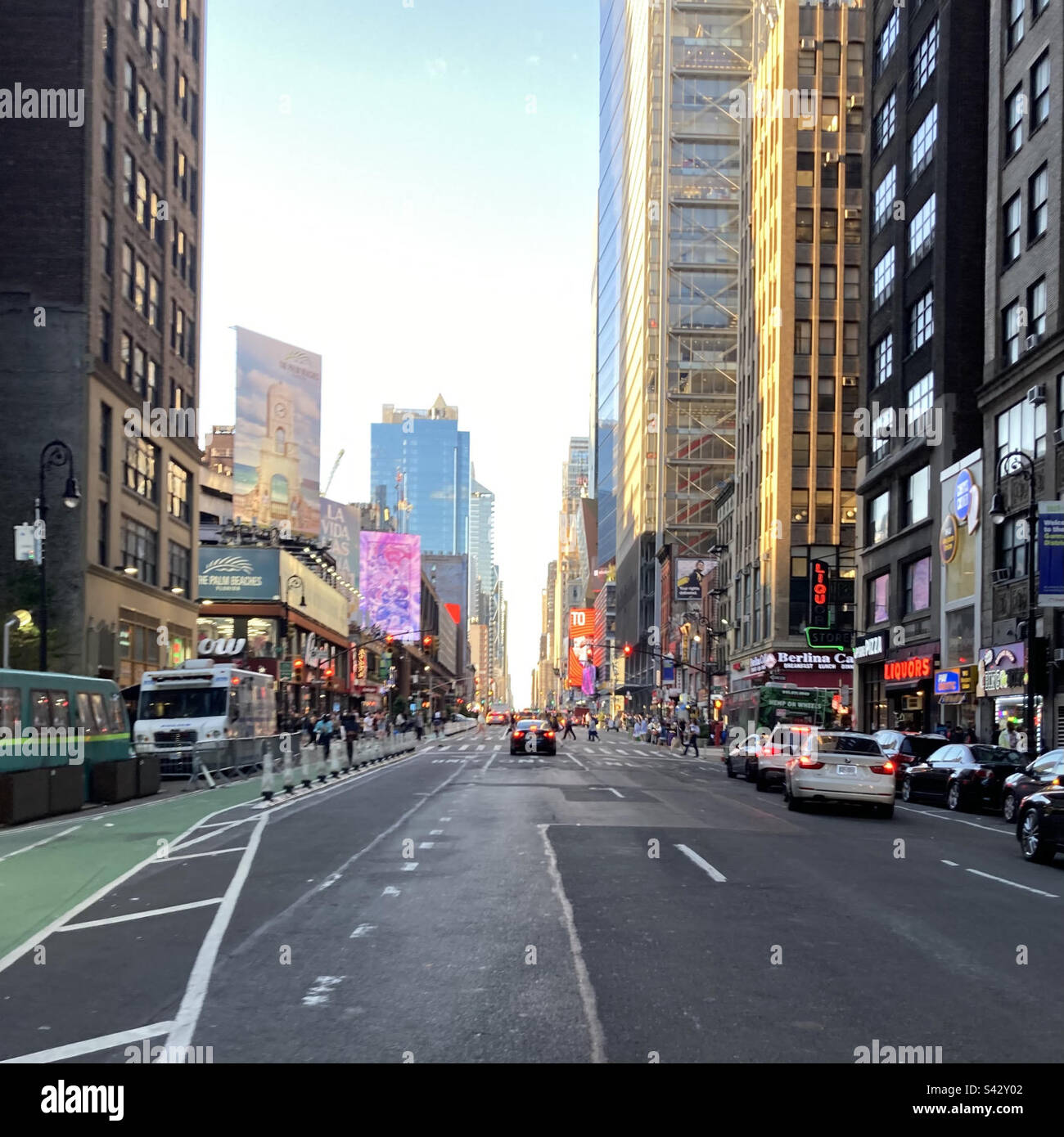 Streets of big city hi-res stock photography and images - Alamy