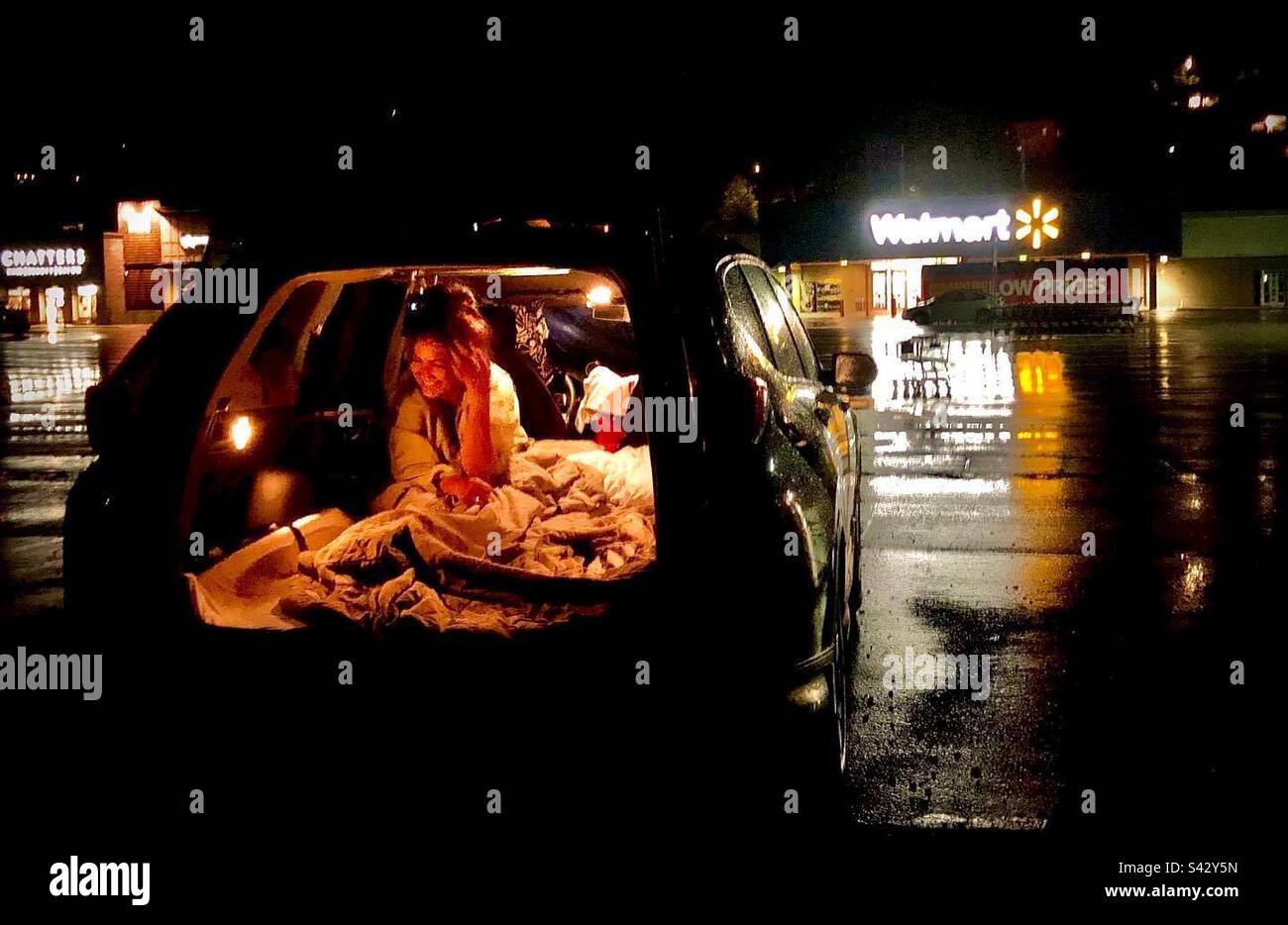 Car in parking lot on smartphone stock photos and images - Alamy