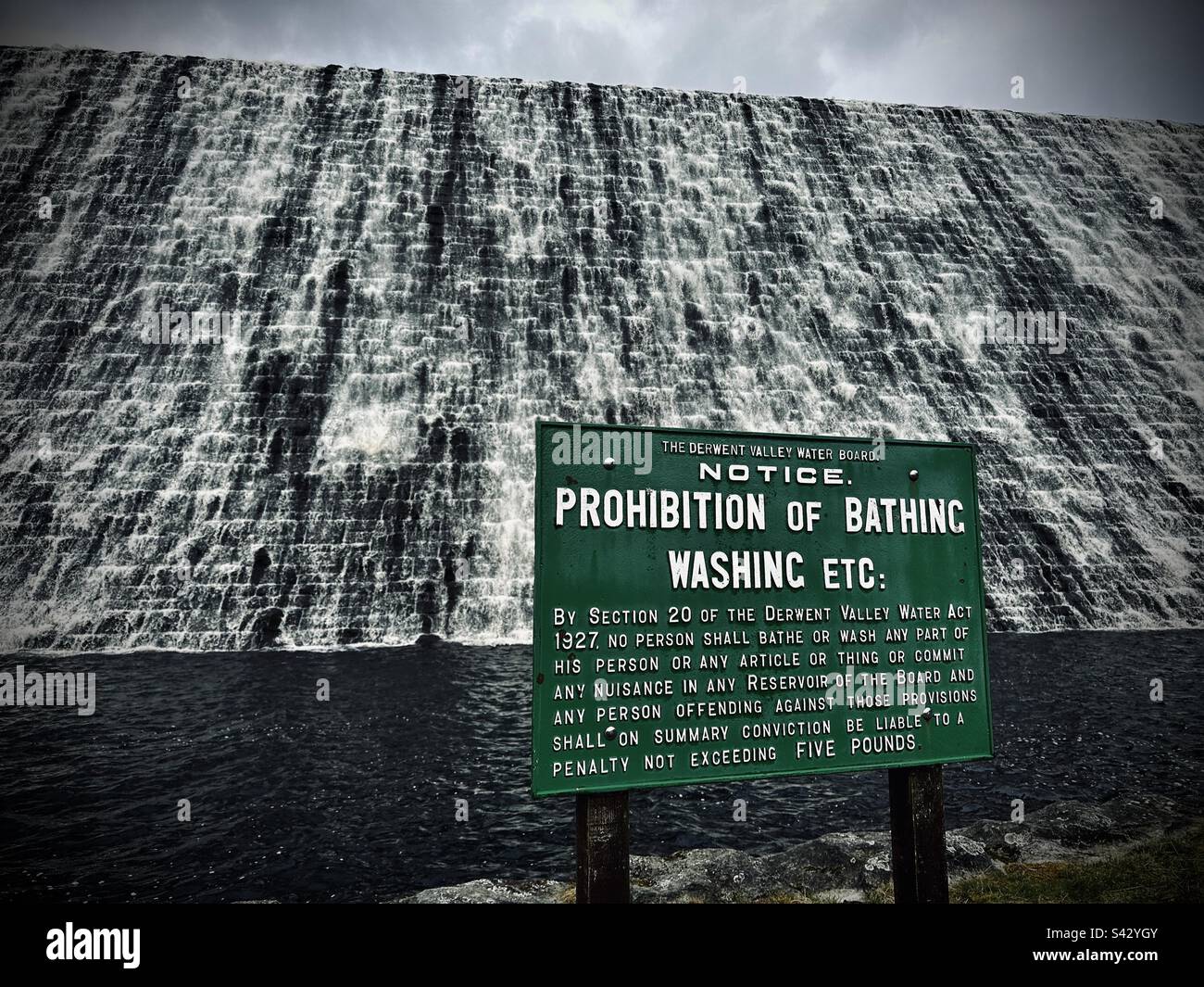 No bathing signs hi-res stock photography and images - Alamy