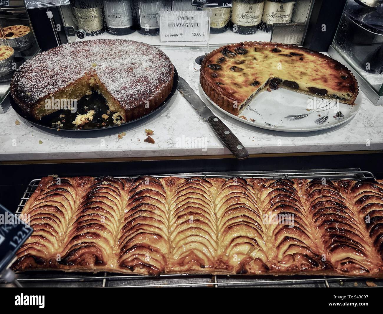 Old french bakery shop hi-res stock photography and images - Alamy