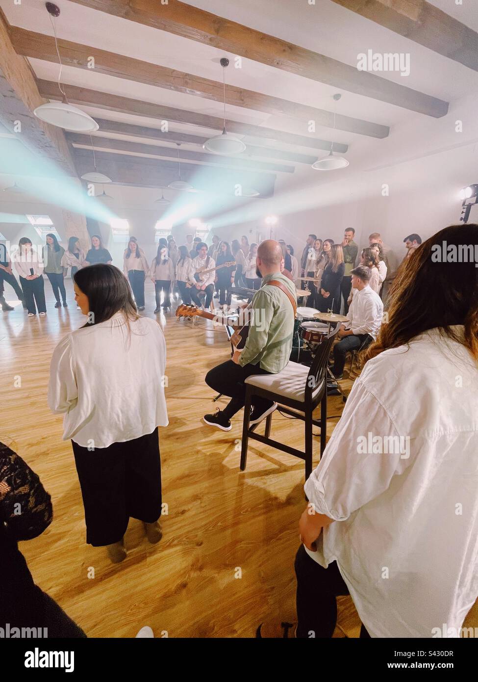 Indoor concert hi-res stock photography and images - Alamy