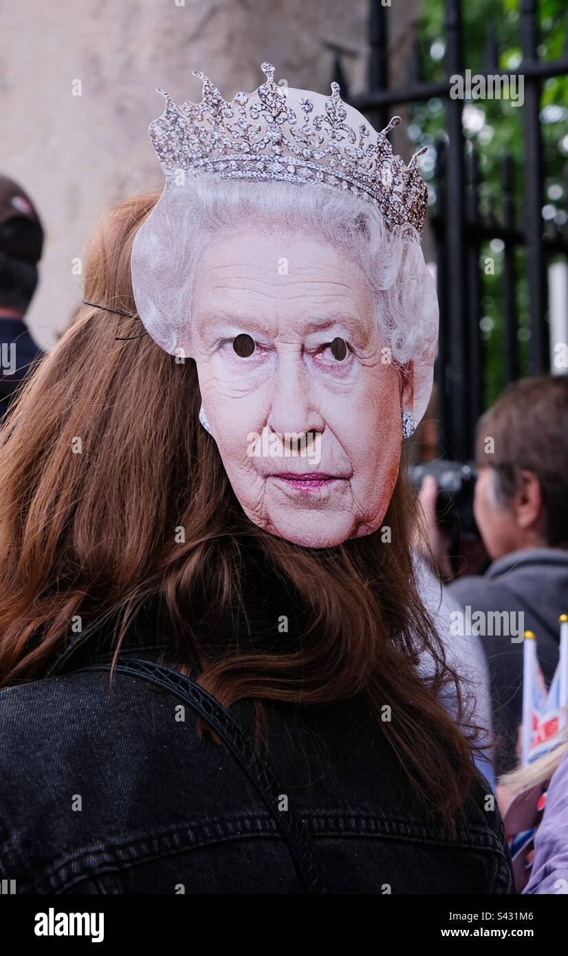 Platinum jubilee queen hi-res stock photography and images - Alamy