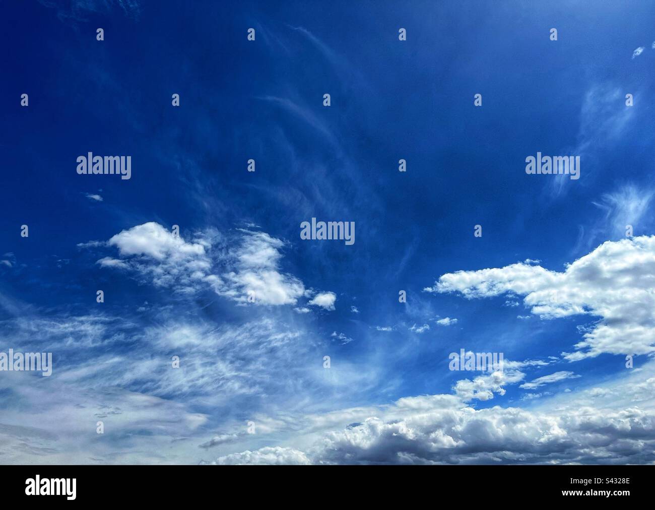 Blu sky with white clouds hi-res stock photography and images - Alamy