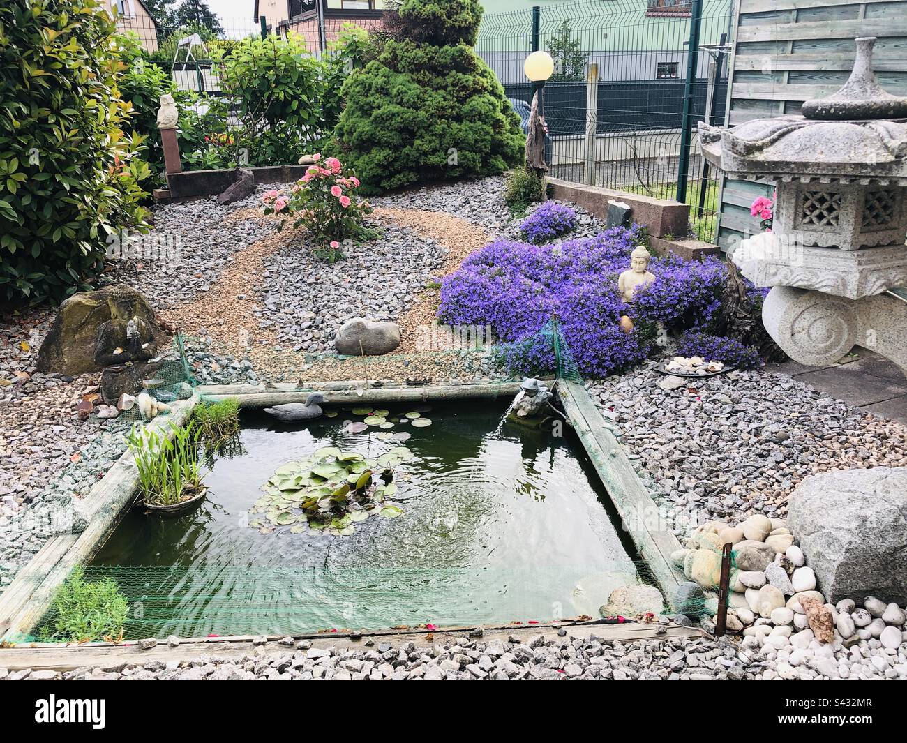 Ponds home hi-res stock photography and images - Alamy