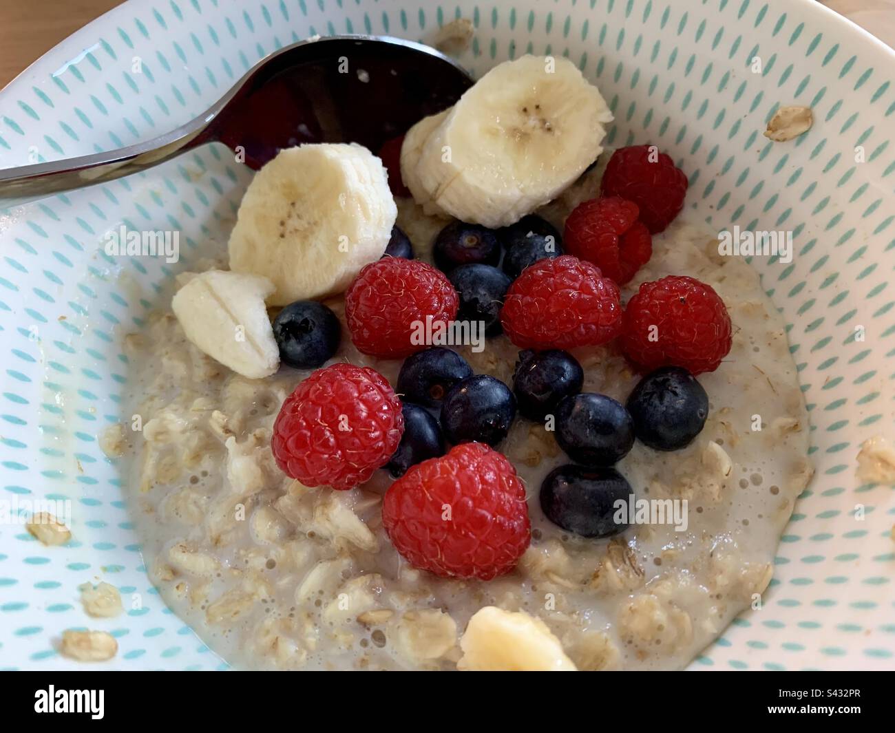 Porridge with fresh fruit healthy breakfast hi-res stock photography ...