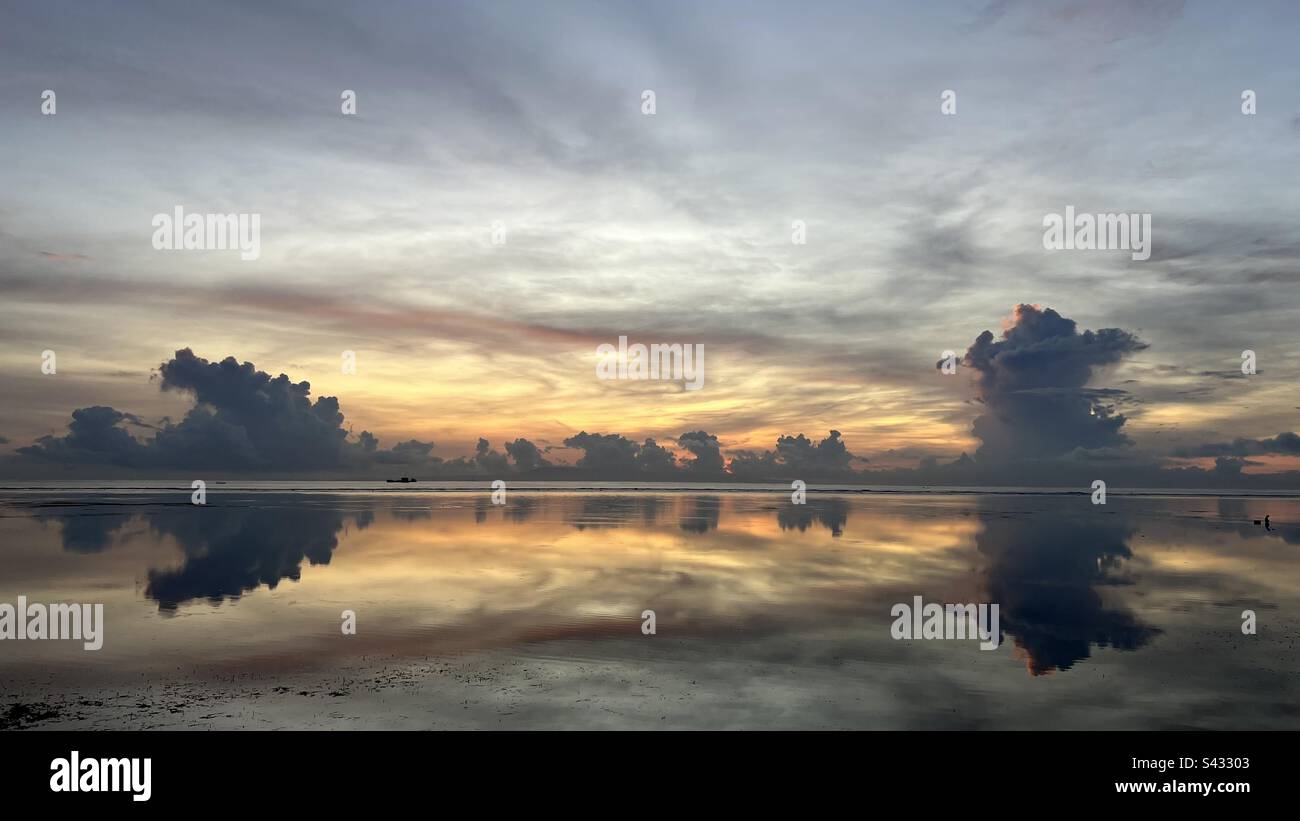The sea and the mirror hi-res stock photography and images - Alamy