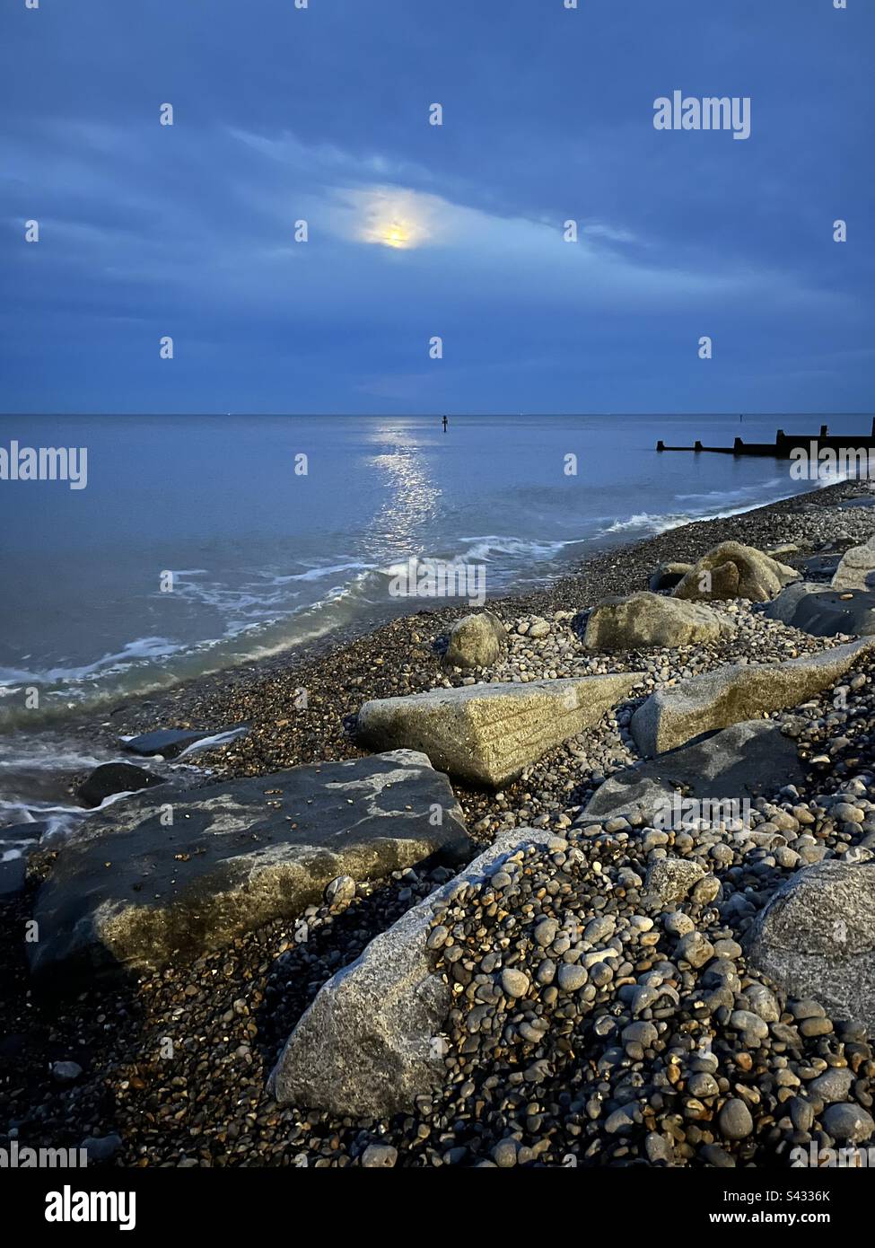 Moonlight beach hi-res stock photography and images - Alamy