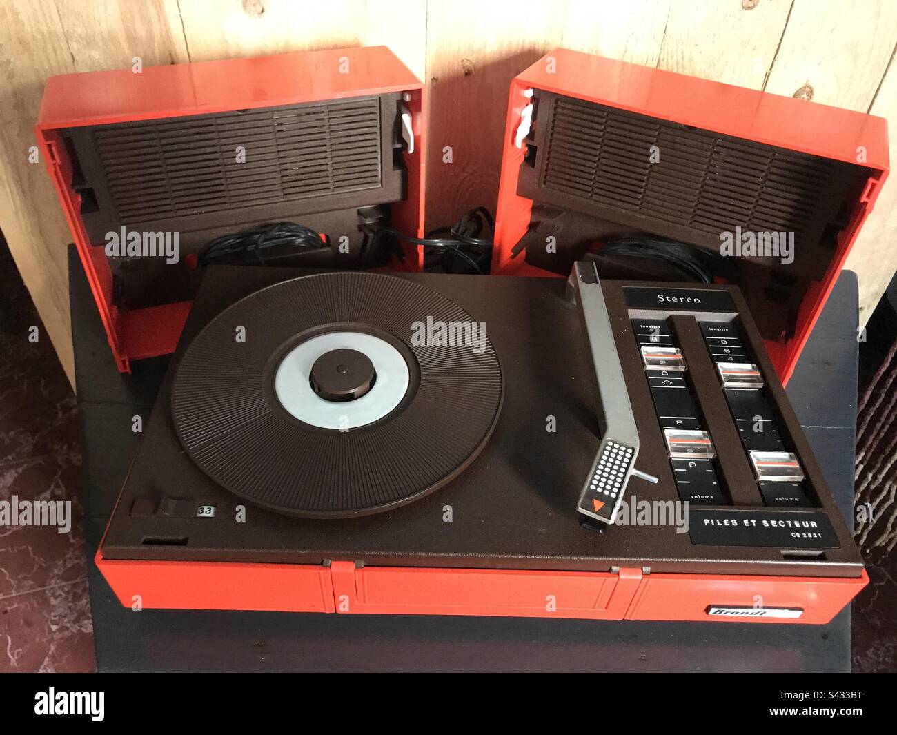 Red record player hi-res stock photography and images - Alamy