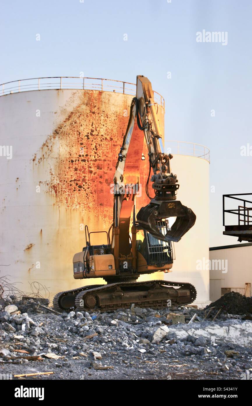 Demolition machine hi-res stock photography and images - Alamy