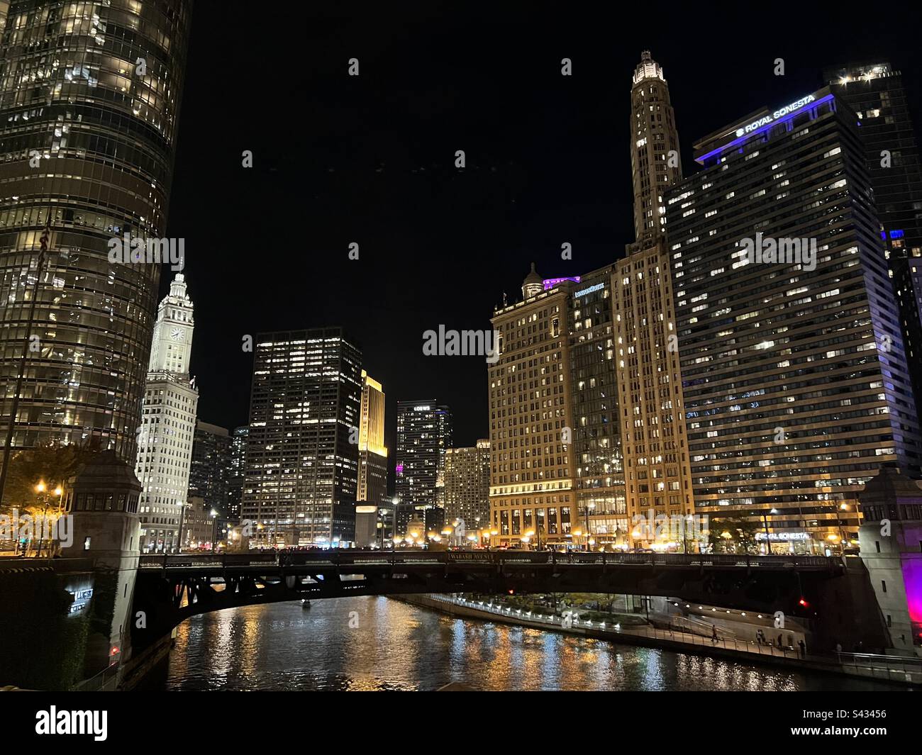 Night life chicago hi-res stock photography and images - Alamy