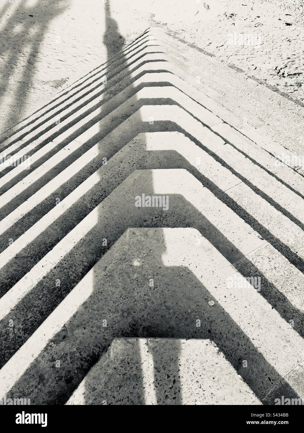 Descending steps hi-res stock photography and images - Alamy