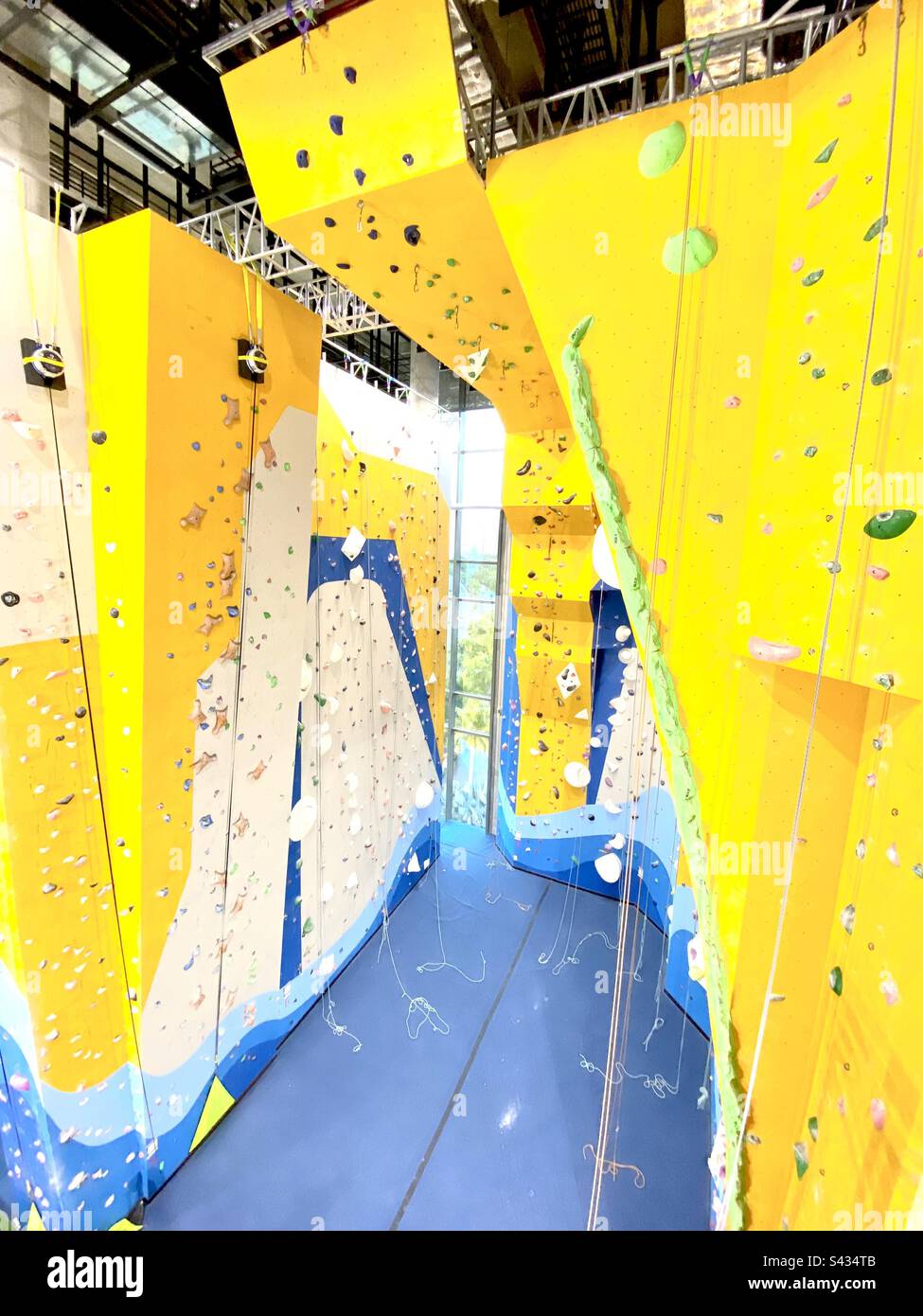 Indoor climbing walls hi-res stock photography and images - Alamy