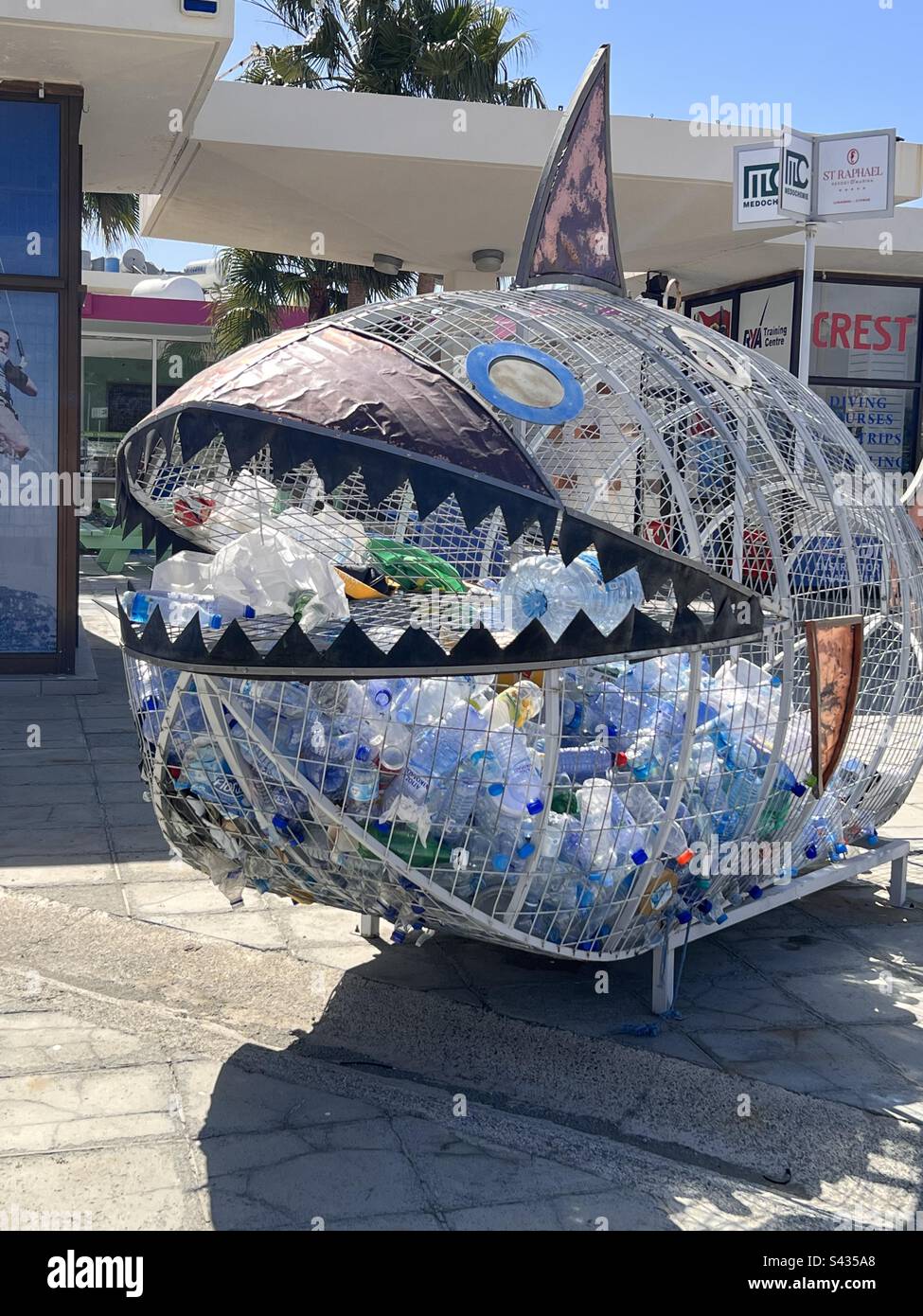 Plastic recycling fish hi-res stock photography and images - Alamy