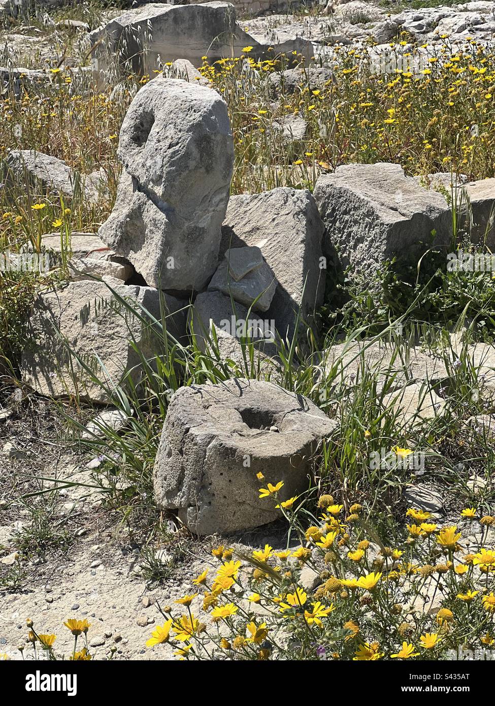 Fallen down pillars hi-res stock photography and images - Alamy