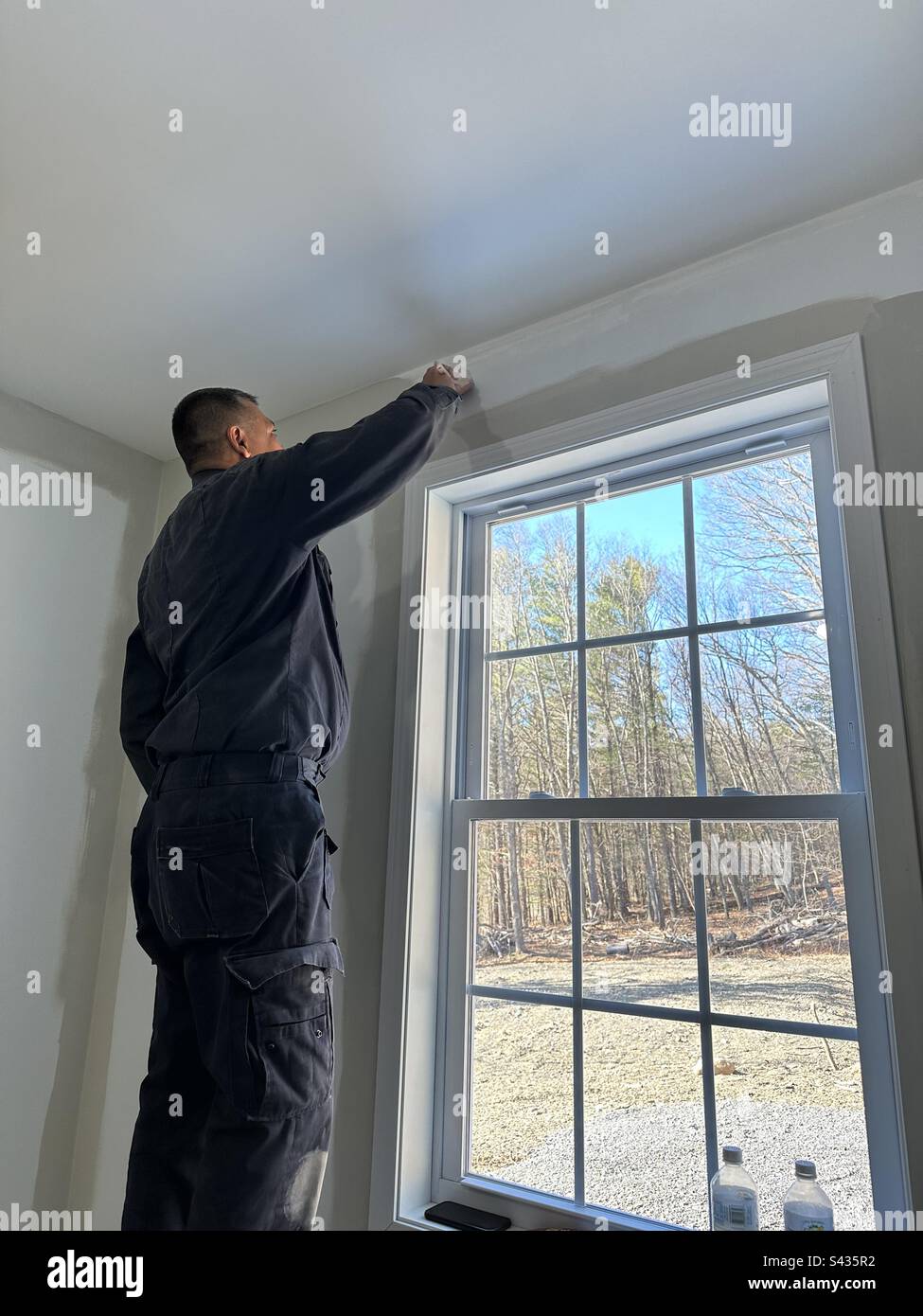 Painting around window hi-res stock photography and images - Alamy