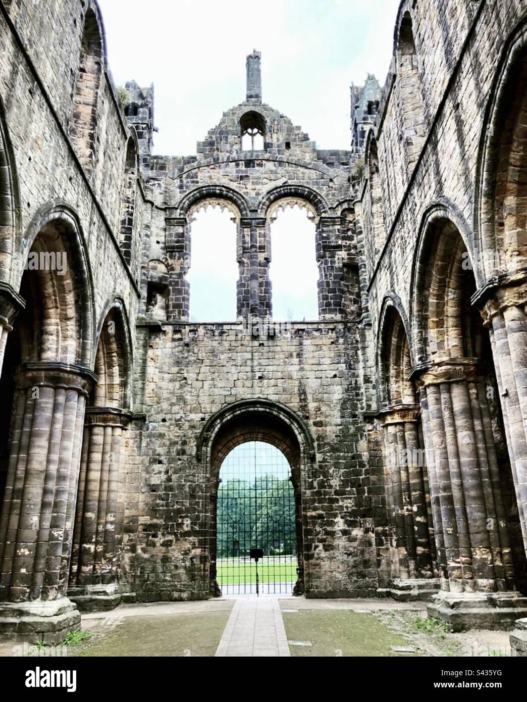 Inside of castle walls hi-res stock photography and images - Alamy