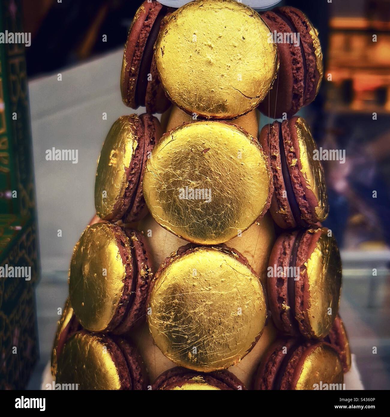 Gold macaroons hi-res stock photography and images - Alamy