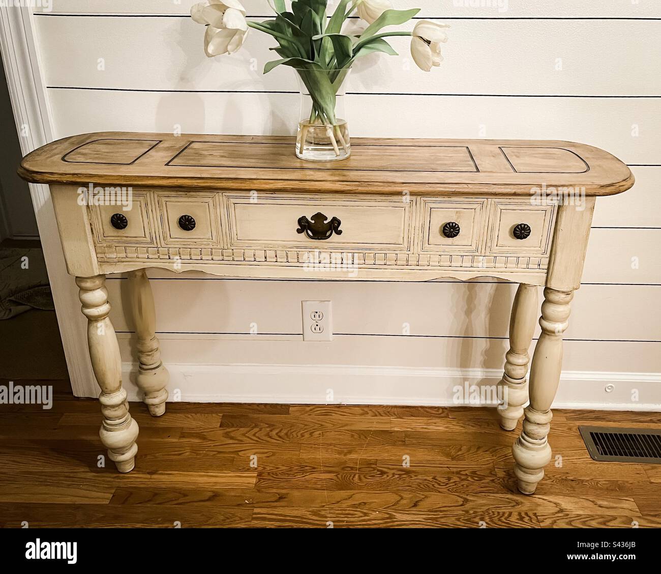 Vintage farm table hi-res stock photography and images - Alamy