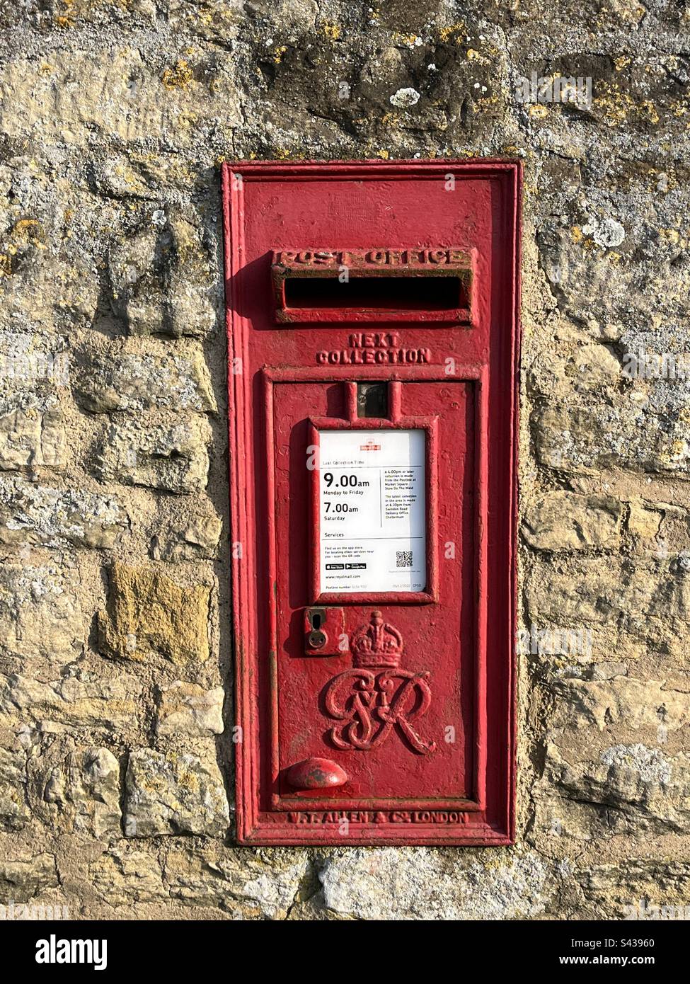 Royal Mail Post Box in wall Stock Photo - Alamy