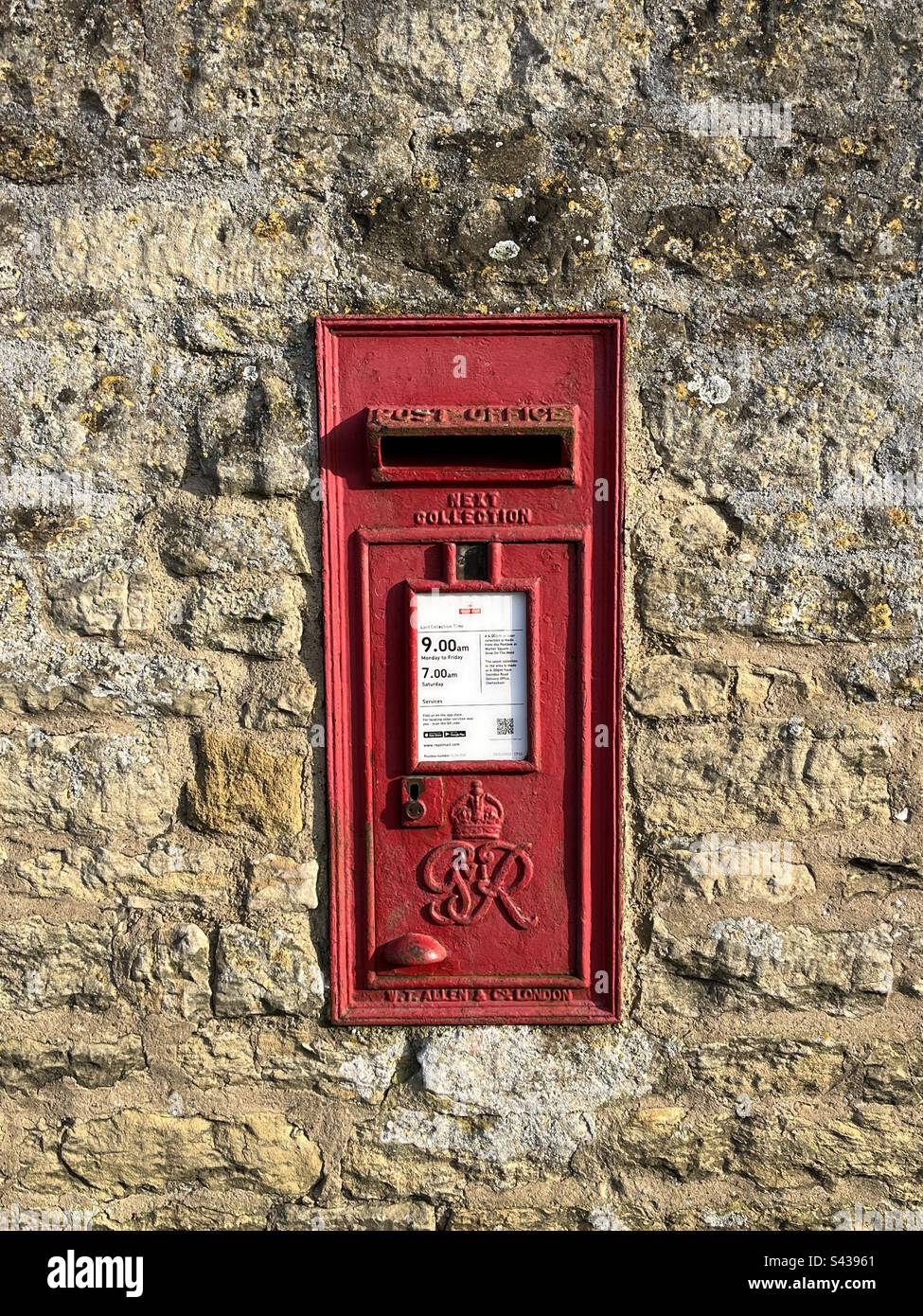Royal Mail Post Box in wall Stock Photo - Alamy