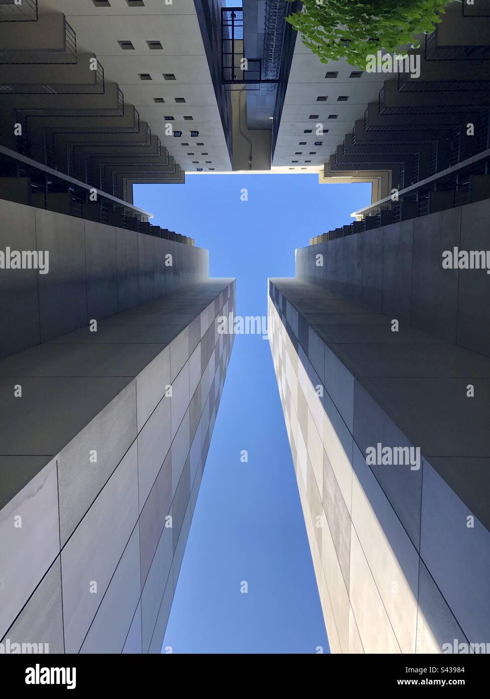 Building symmetry hi-res stock photography and images - Alamy