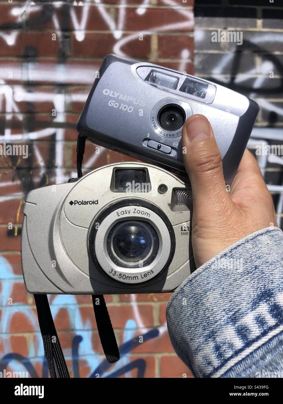 Compact cameras hi-res stock photography and images - Alamy