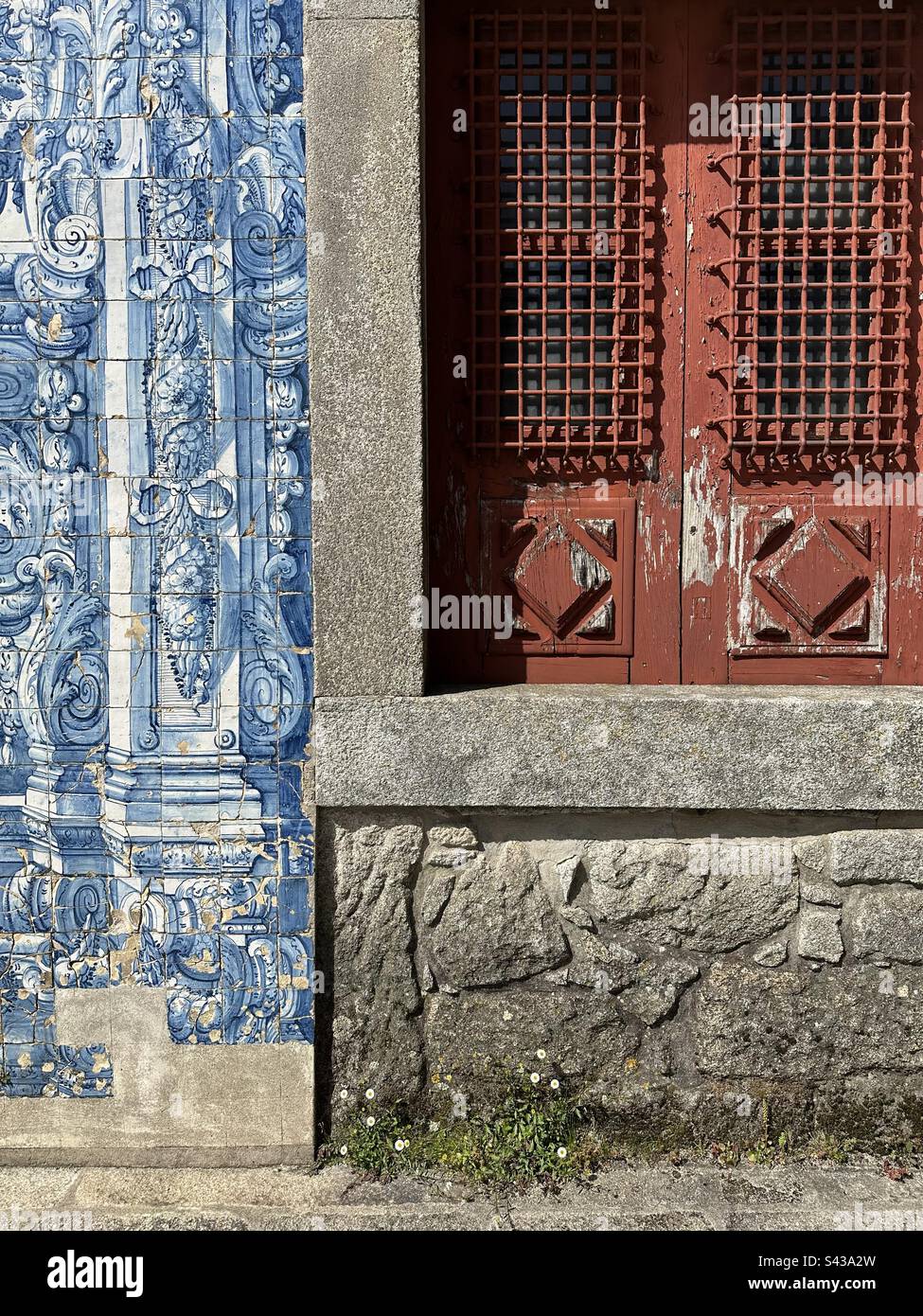 Porto blue tile hi-res stock photography and images - Alamy
