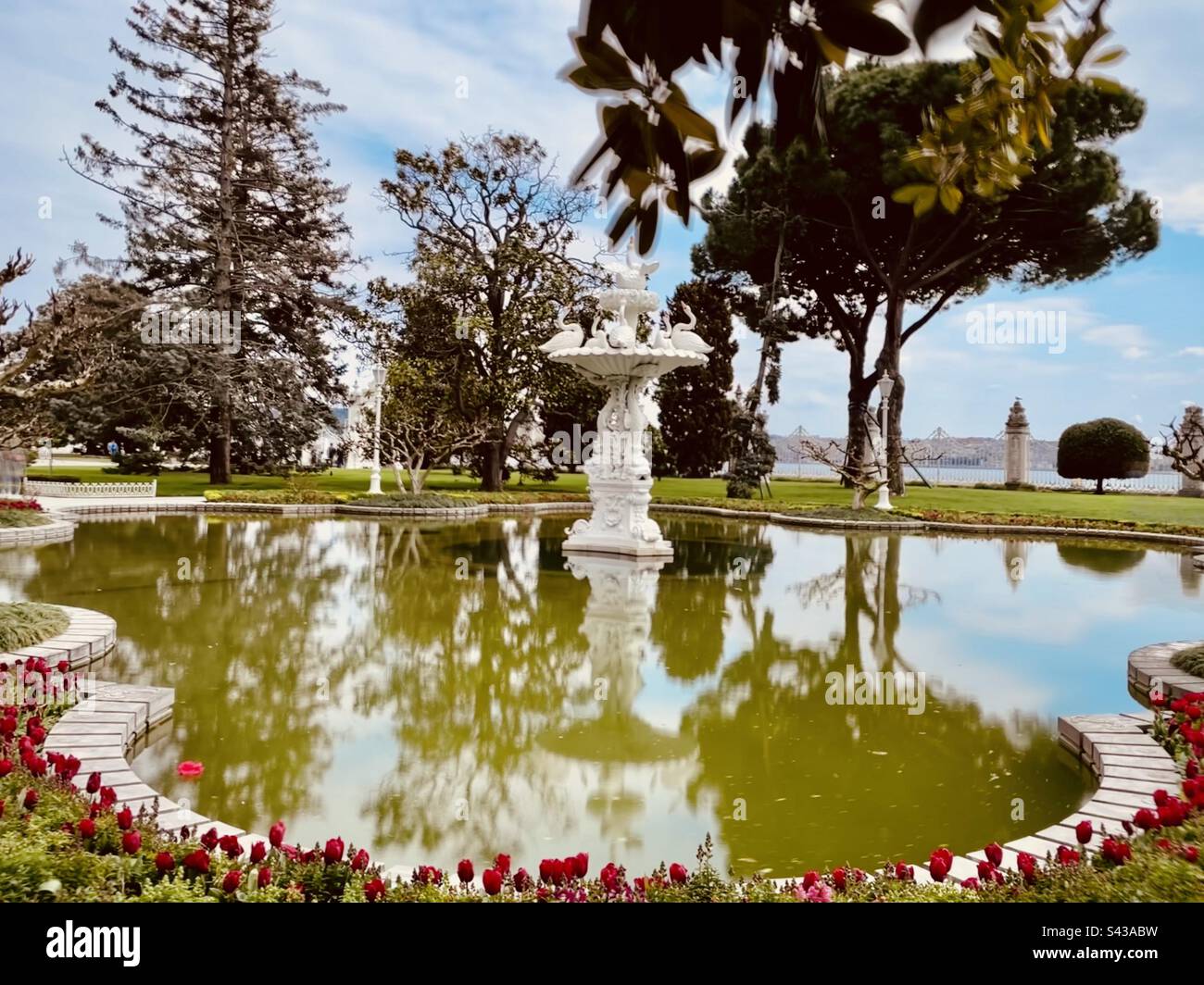 Fountain reflection water hi-res stock photography and images - Alamy