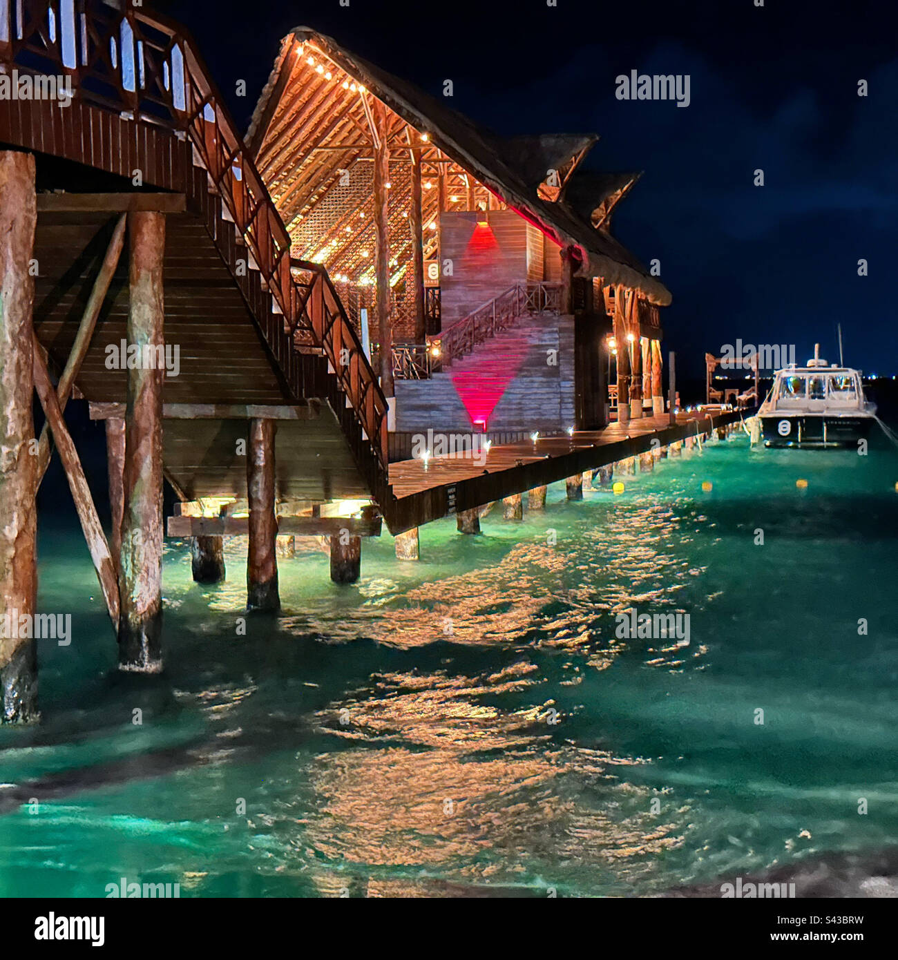 A building over the water at night, Hotel Zone, Cancun, Quintana Roo ...