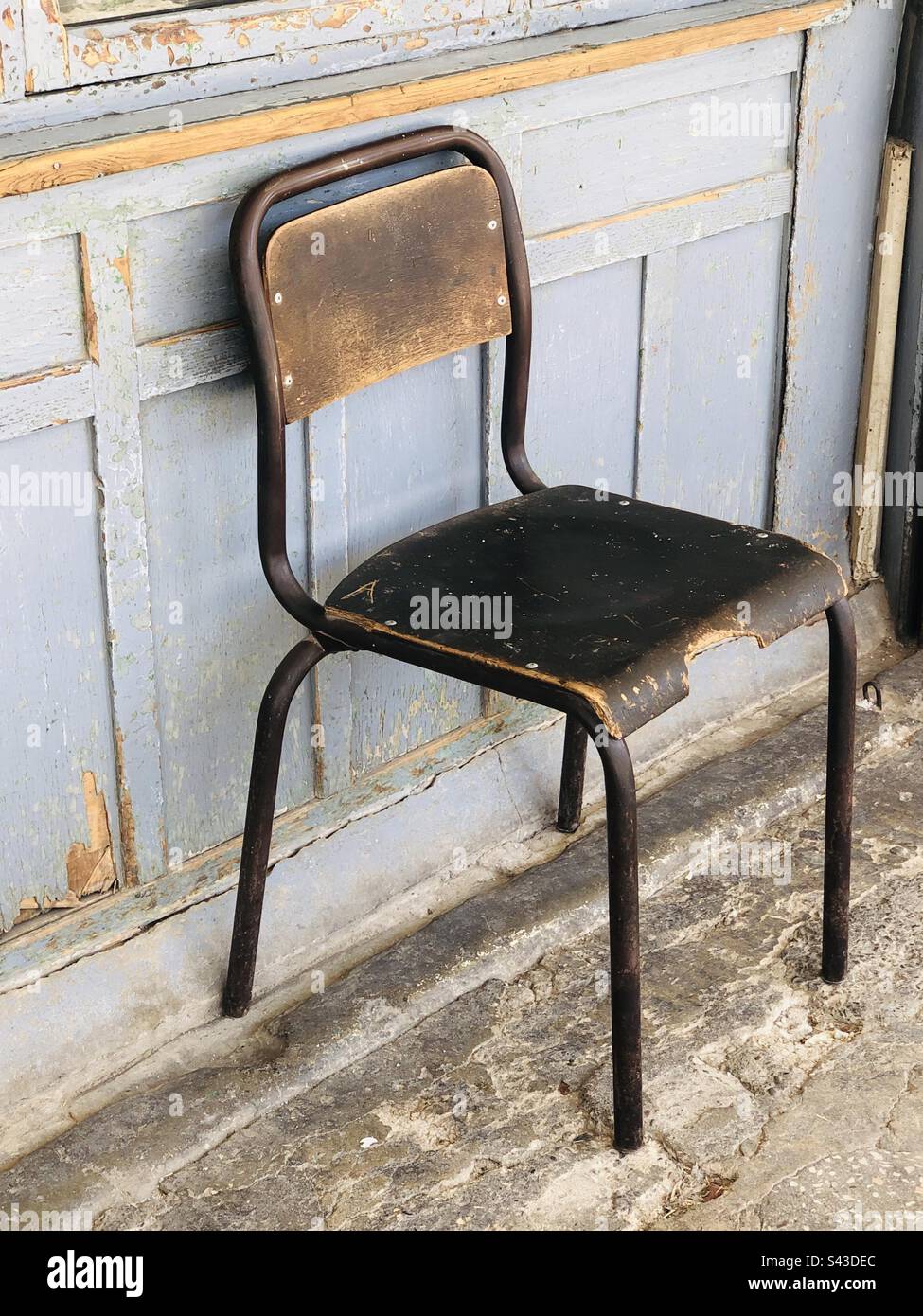 Old vintage chair hi-res stock photography and images - Alamy