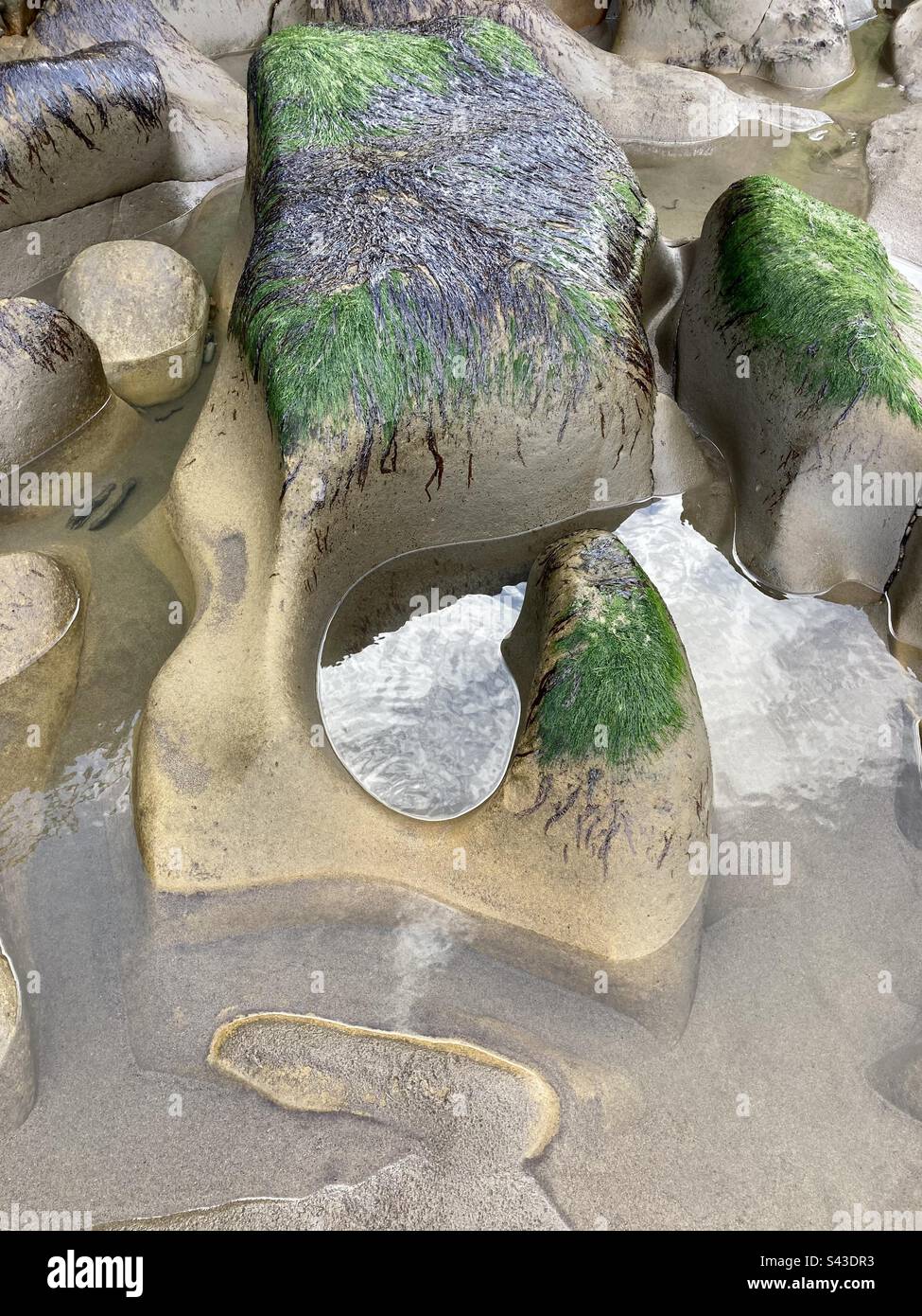 Curved beach and rocks hi-res stock photography and images - Alamy