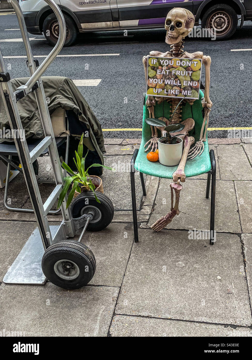 Skeleton eating hi-res stock photography and images - Alamy