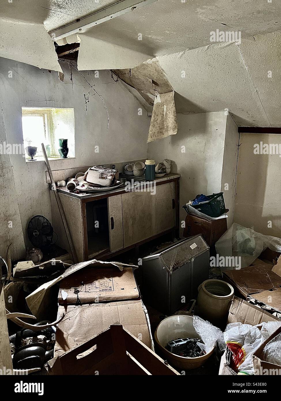 Rubbish falling hi-res stock photography and images - Alamy