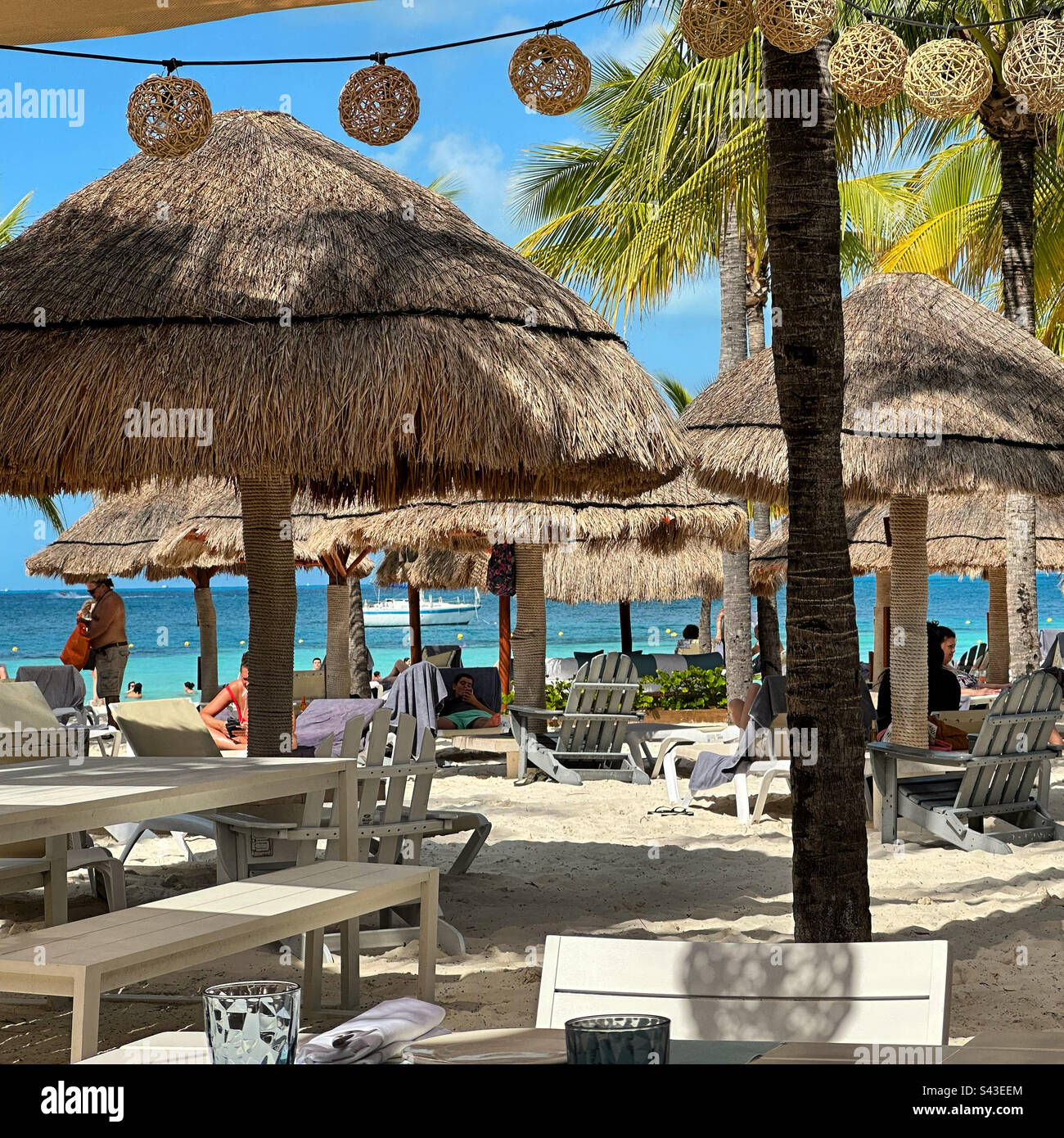 A restaurant on the beach at the Intercontinental Presidente Cancun ...