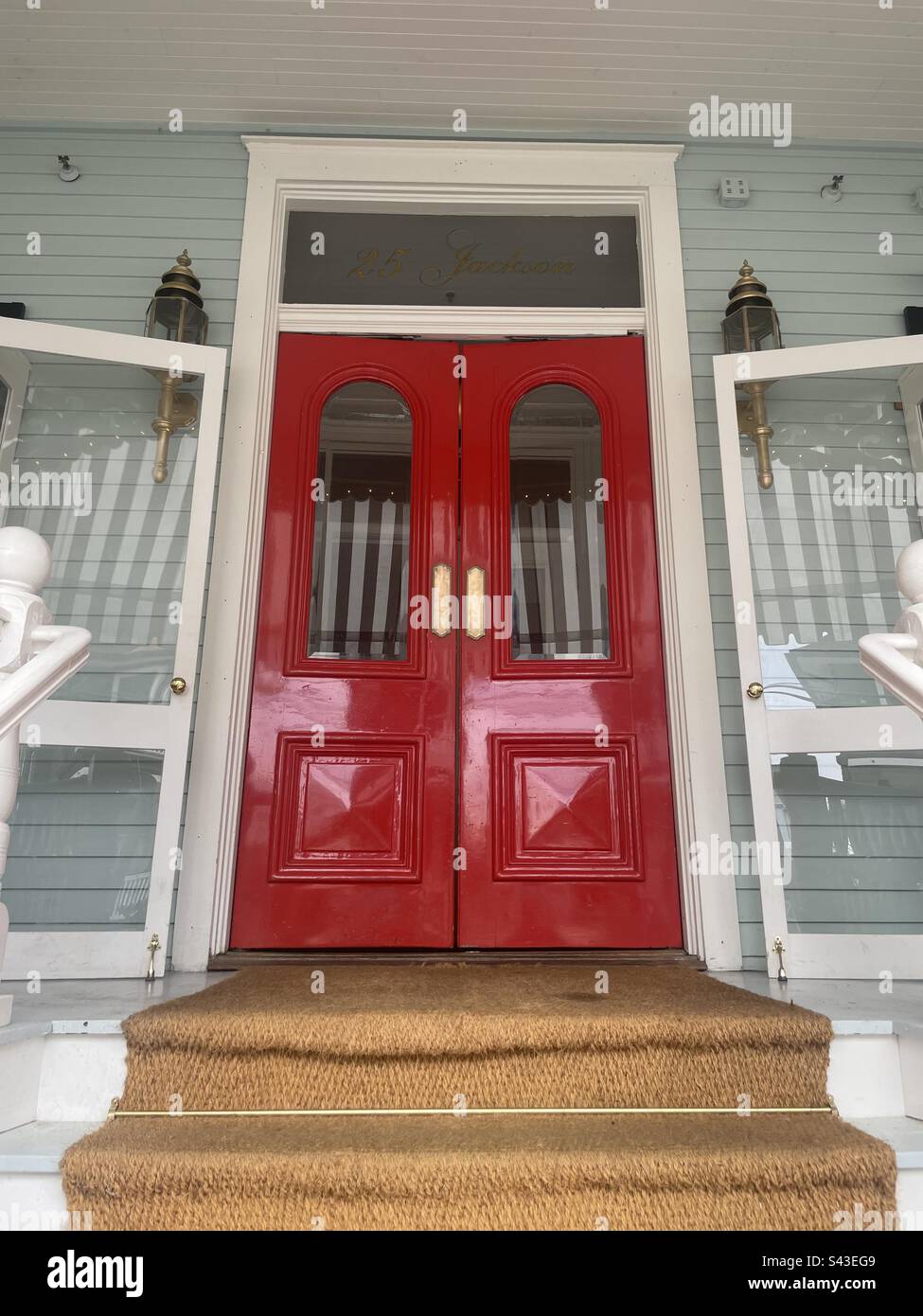 Red doors hi-res stock photography and images - Alamy