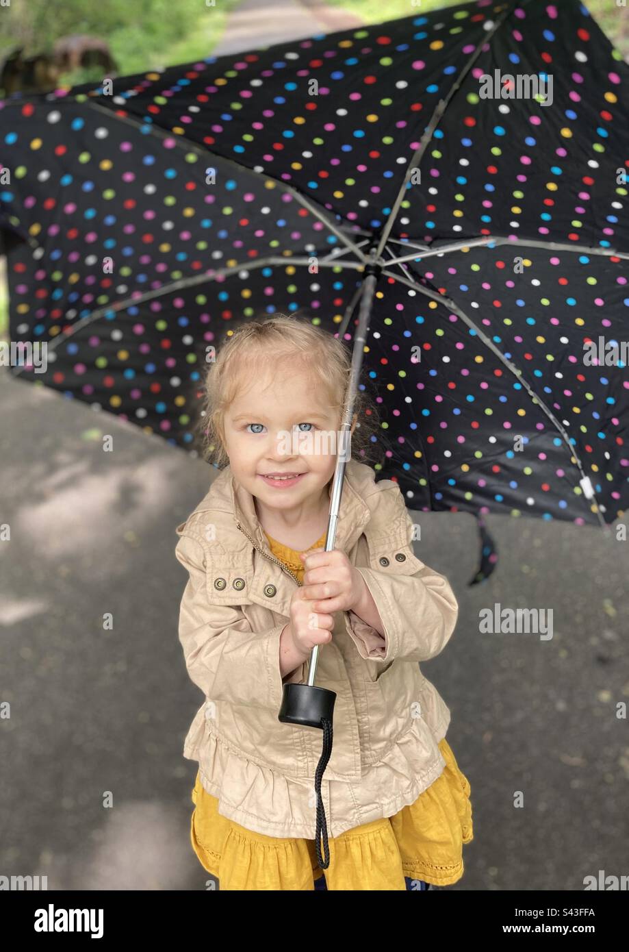 Yellow girls eyes hi-res stock photography and images - Alamy