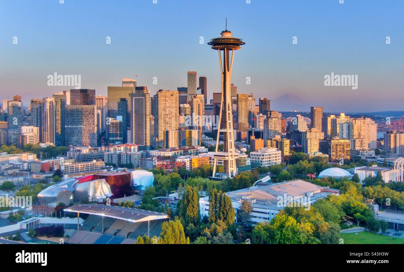 Seattle skyline mountains hi-res stock photography and images - Alamy