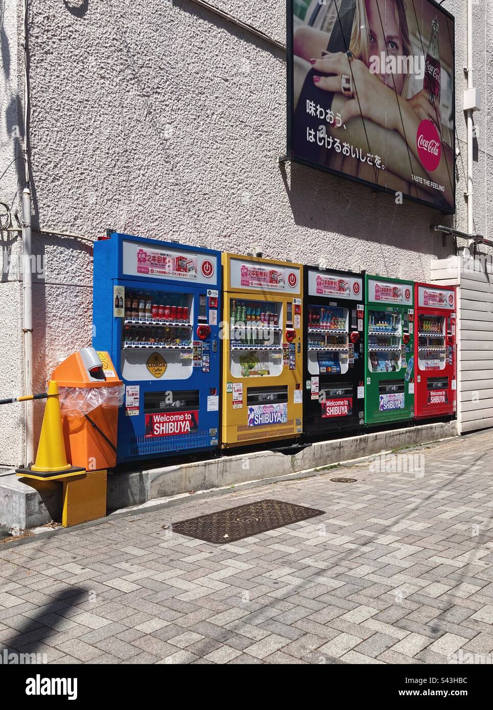 Tokyo japan vending machines smartphone stock photos and images - Alamy
