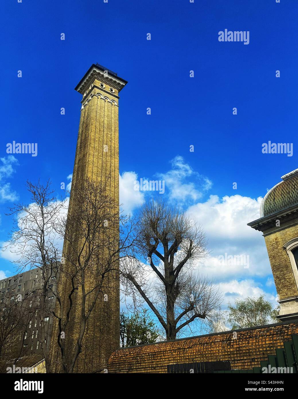 OLD CHELSEA WATERWORKS TOWER – GROSVENOR CANAL runs into the river ...