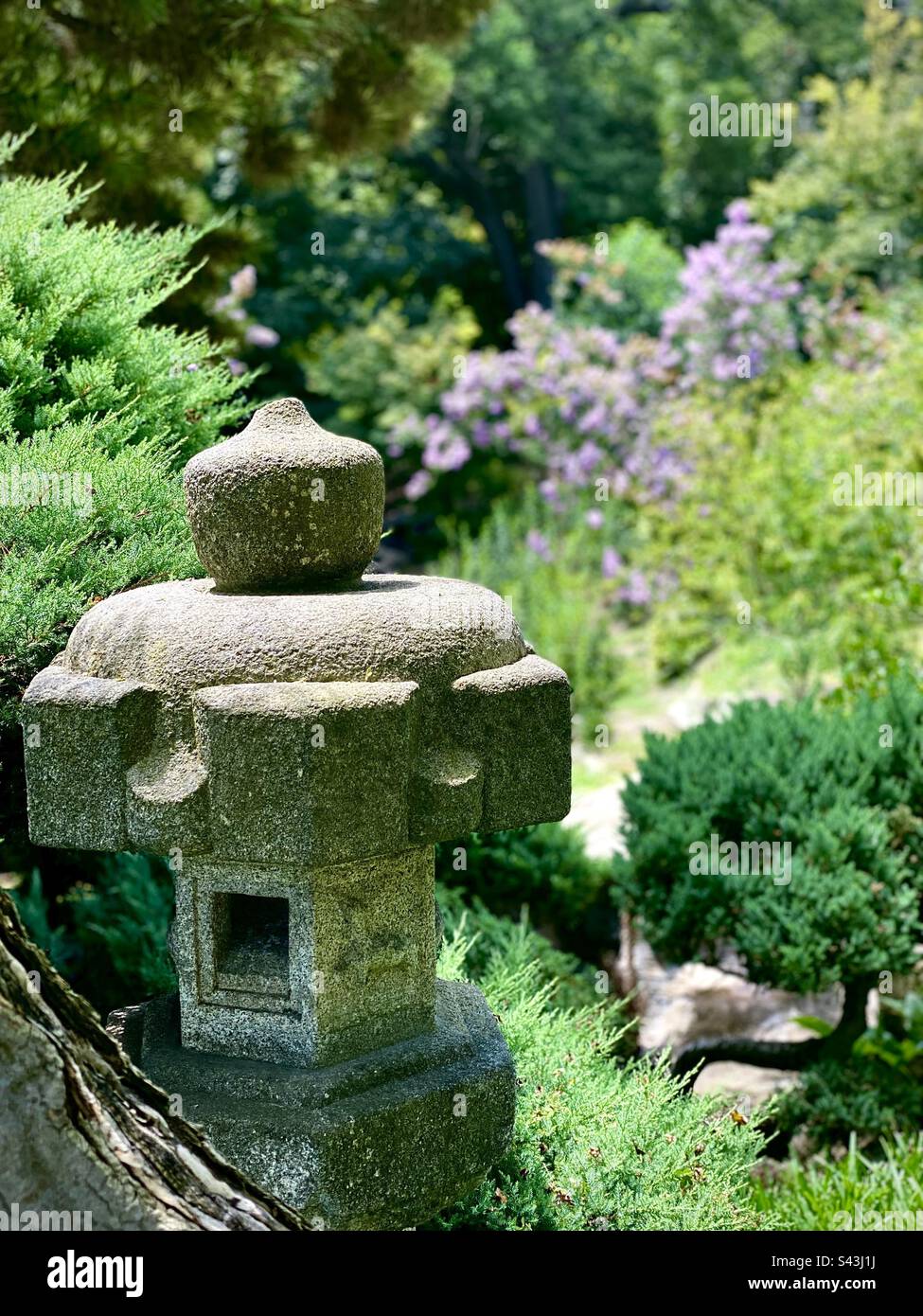 Japanese garden statue hi-res stock photography and images - Alamy